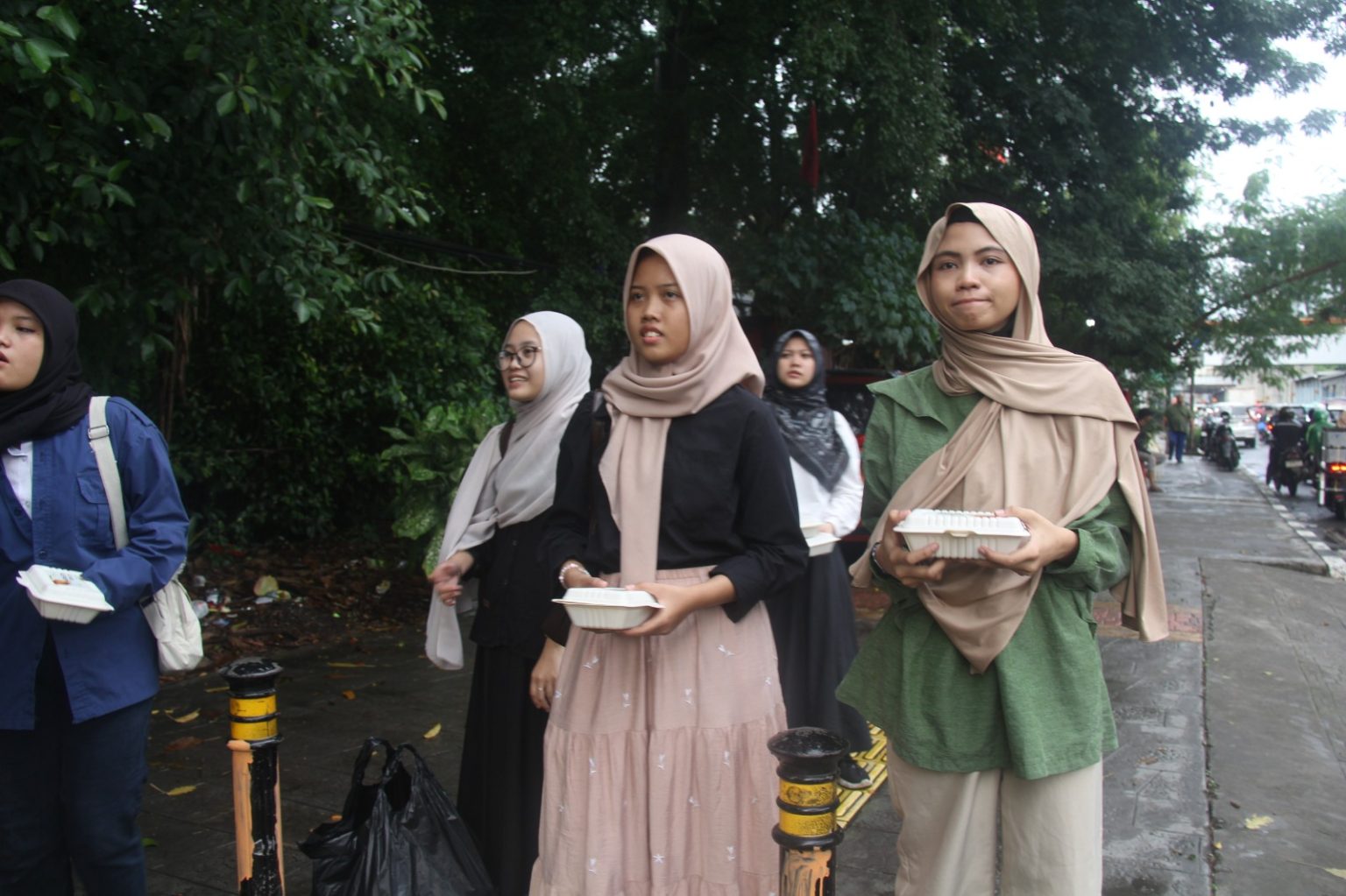 Mahasiswa FMIPA UNJ Salurkan Ratusan Paket Makanan kepada Masyarakat ...